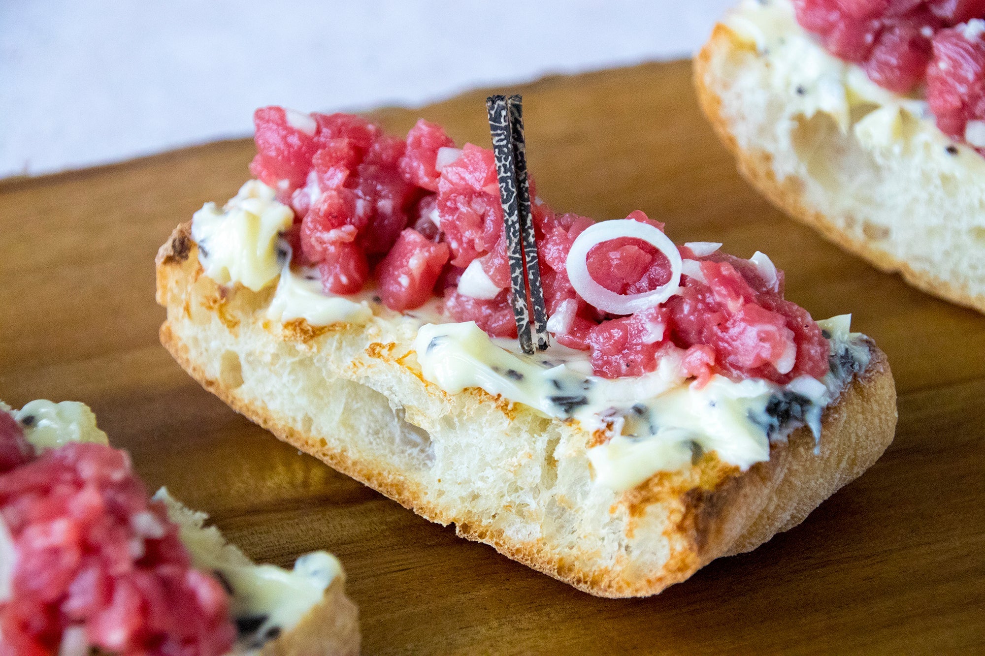 Beef tartare with truffle butter and black truffle – SHOP EU